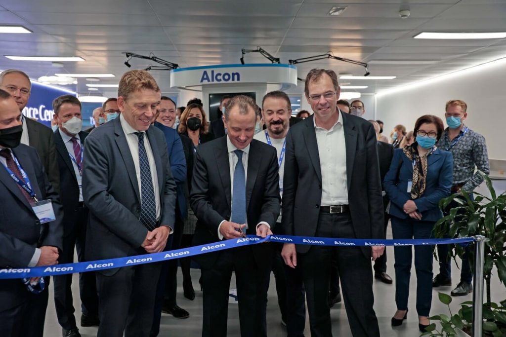 Alcon abre en Barcelona el centro de formación en cirugía ocular más ...