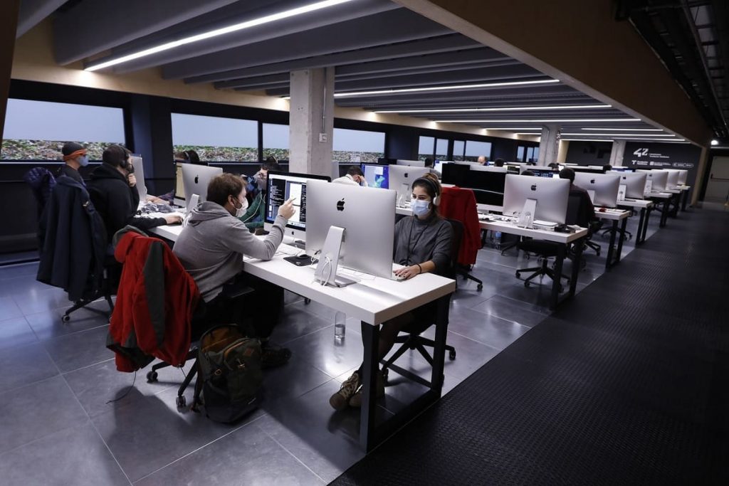 El campus 42 Barcelona arranca el curso con 3.000 solicitudes de ...
