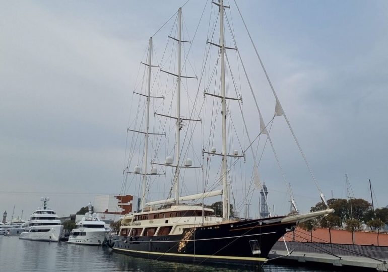 EOS: la casa flotante de Barry Diller pasa el invierno en Barcelona