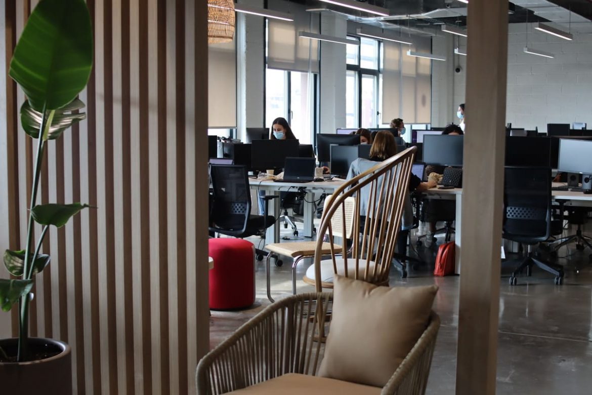 Veepee centraliza en Catalunya la logística de la ropa de segunda mano