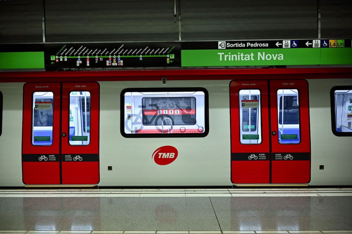 TMB pone en marcha el primero de los 50 nuevos trenes para las líneas ...
