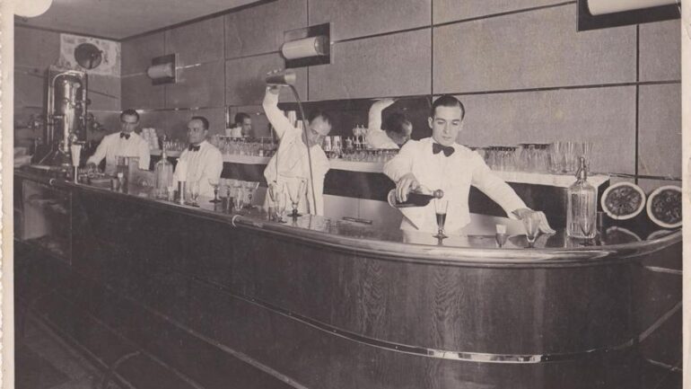 La icónica coctelería Boadas de Barcelona cumple 90 años