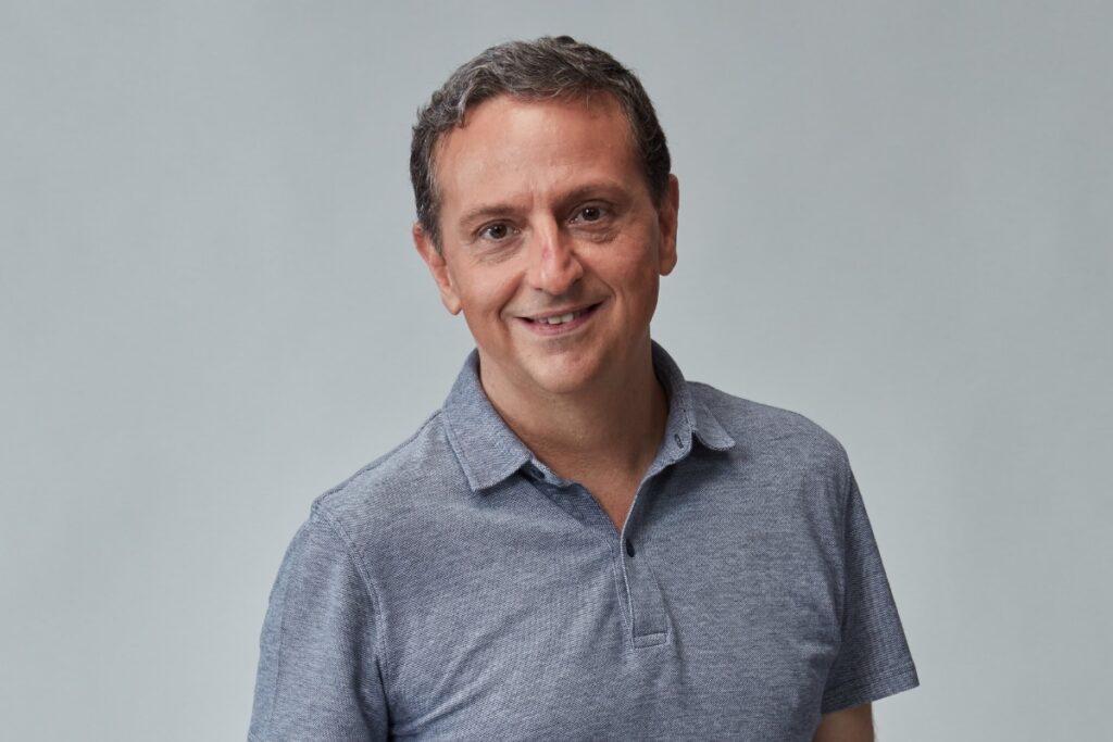 Roberto Sánchez Ruiz: Entre el micrófono y la hoja en blanco