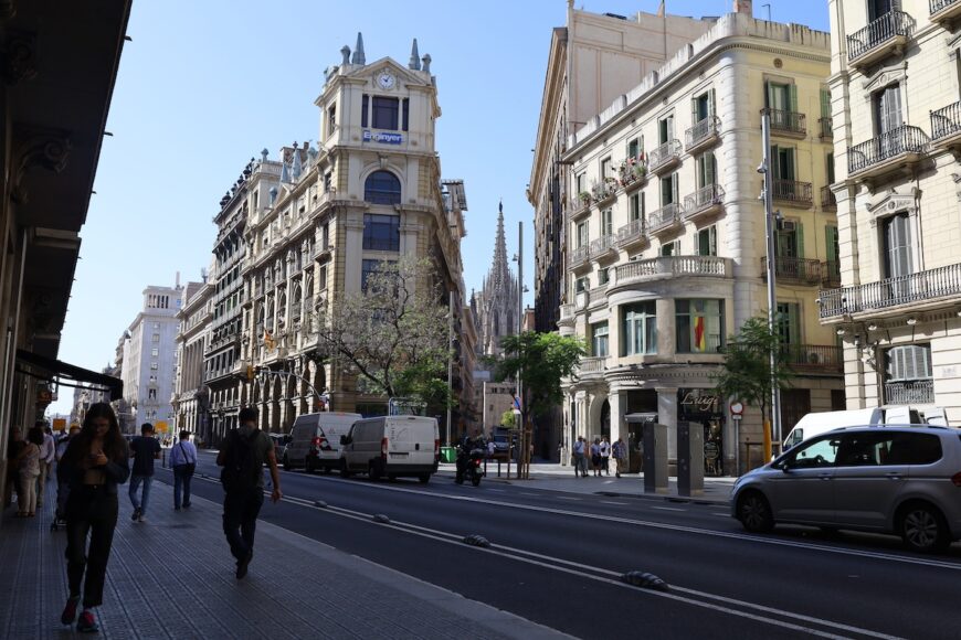 Via Laietana florece tras las obras y encara su último año de reforma