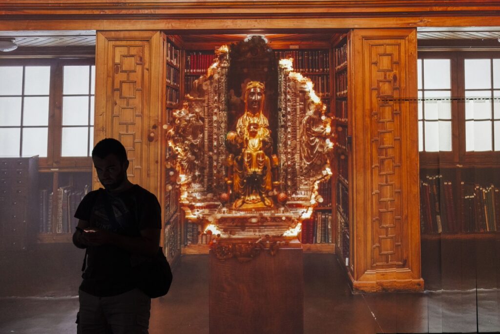 Montserrat exhibe sus mil años en el Palau Robert de Barcelona