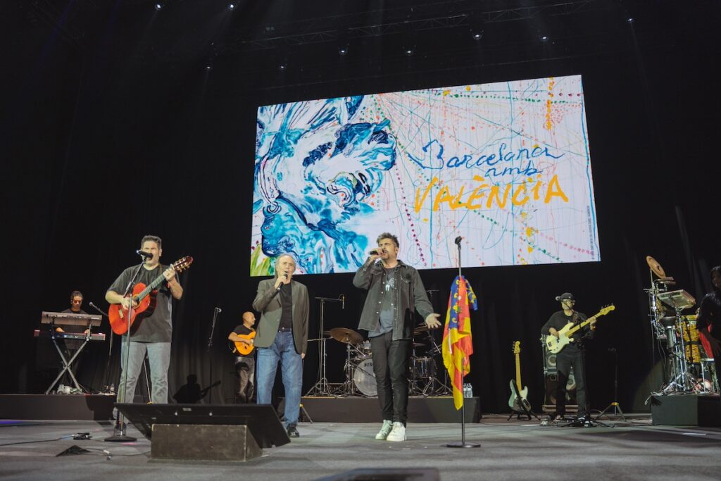 El Palau Sant Jordi se llena por Valencia con Serrat y Estopa